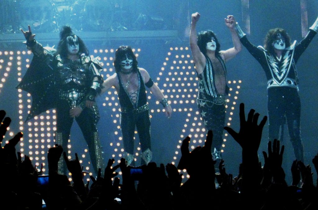 Kiss: perché la band rock statunitense si chiama così? - R3M